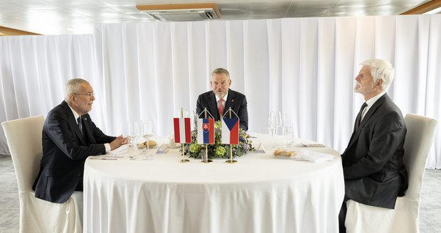 Pavel s Pellegrinim na summitu v Bukurešti: Setkání s Ruttem, přijet má ...