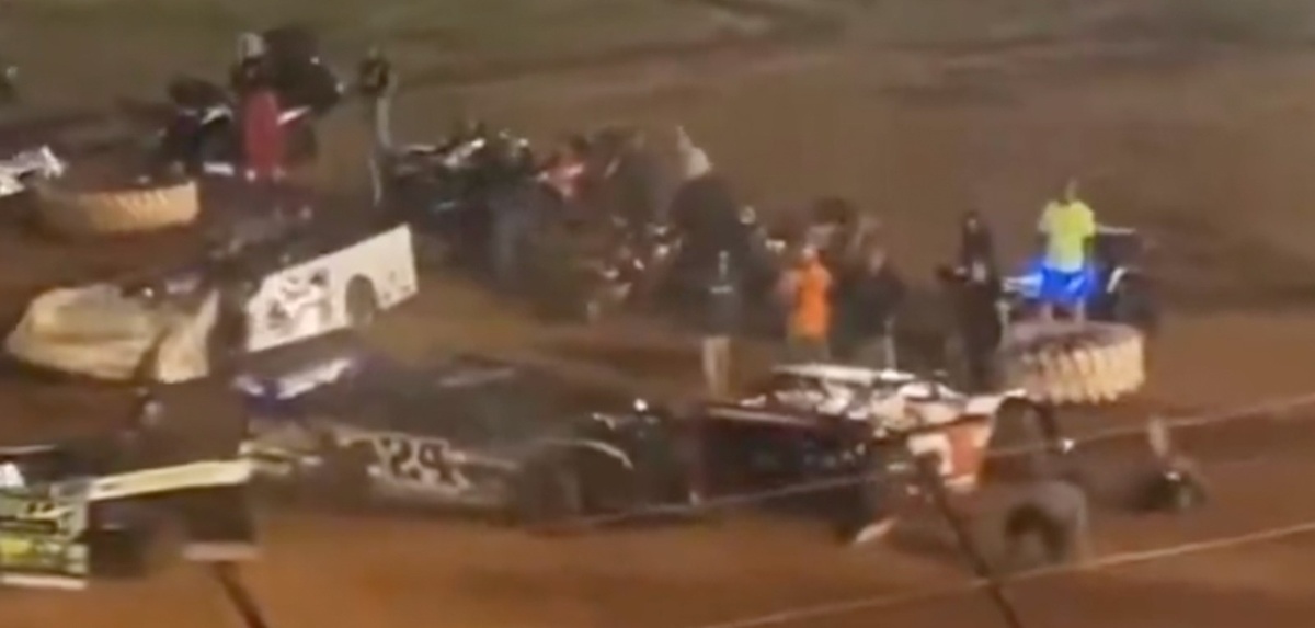 Detienen e inhabilitan a un piloto tras embestir un coche en boxes y ...