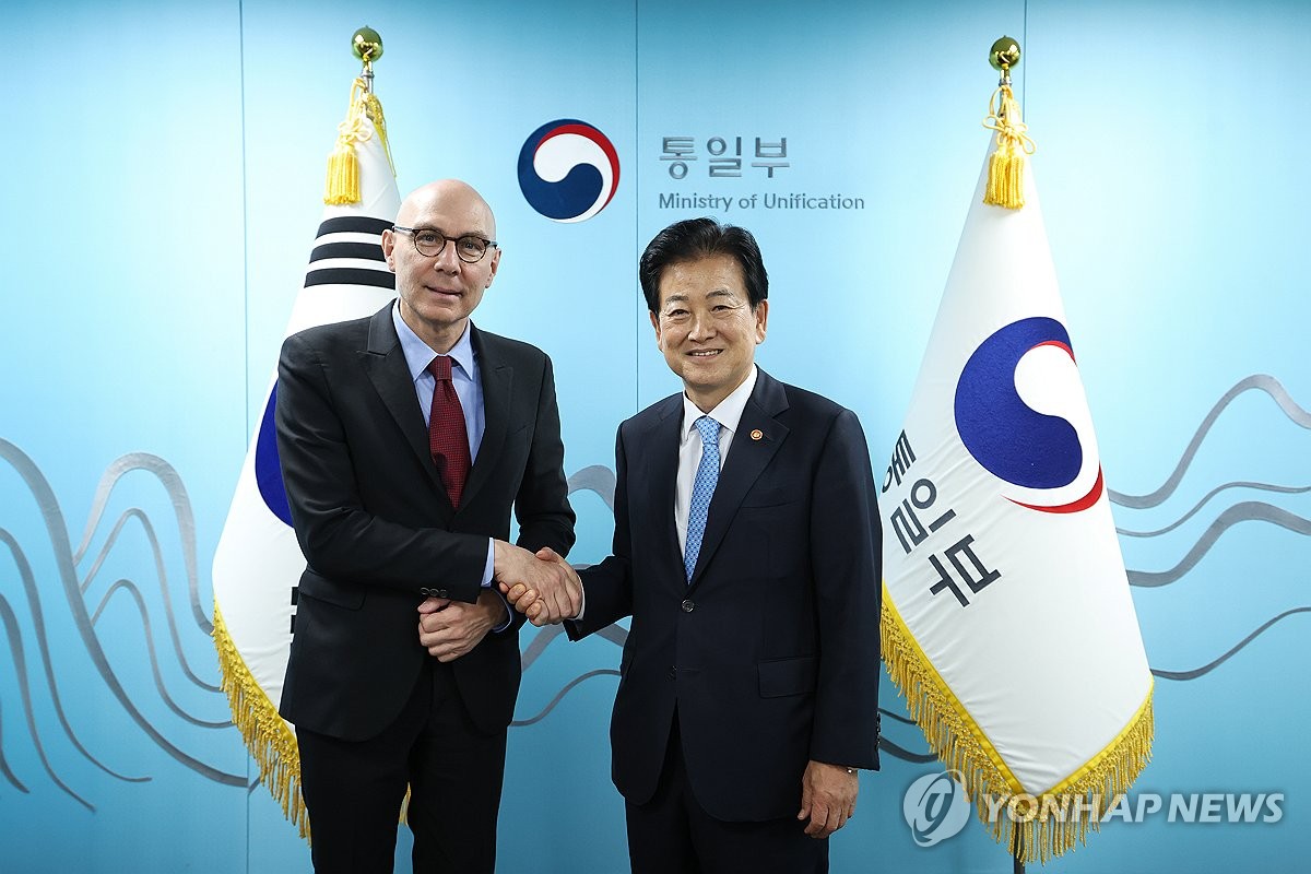 Unification minister meets UN human rights chief