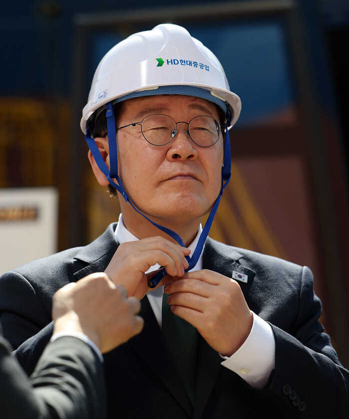 Lee inspects LNG cargo tanker
