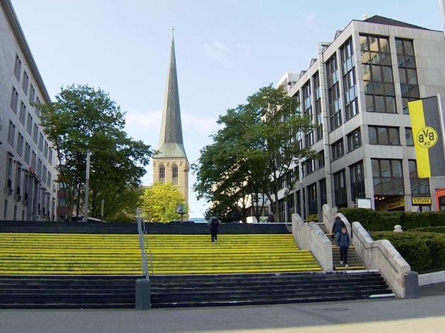 Treppe am Hbf in BVB-Farben angemalt – Stadt reagiert sofort
