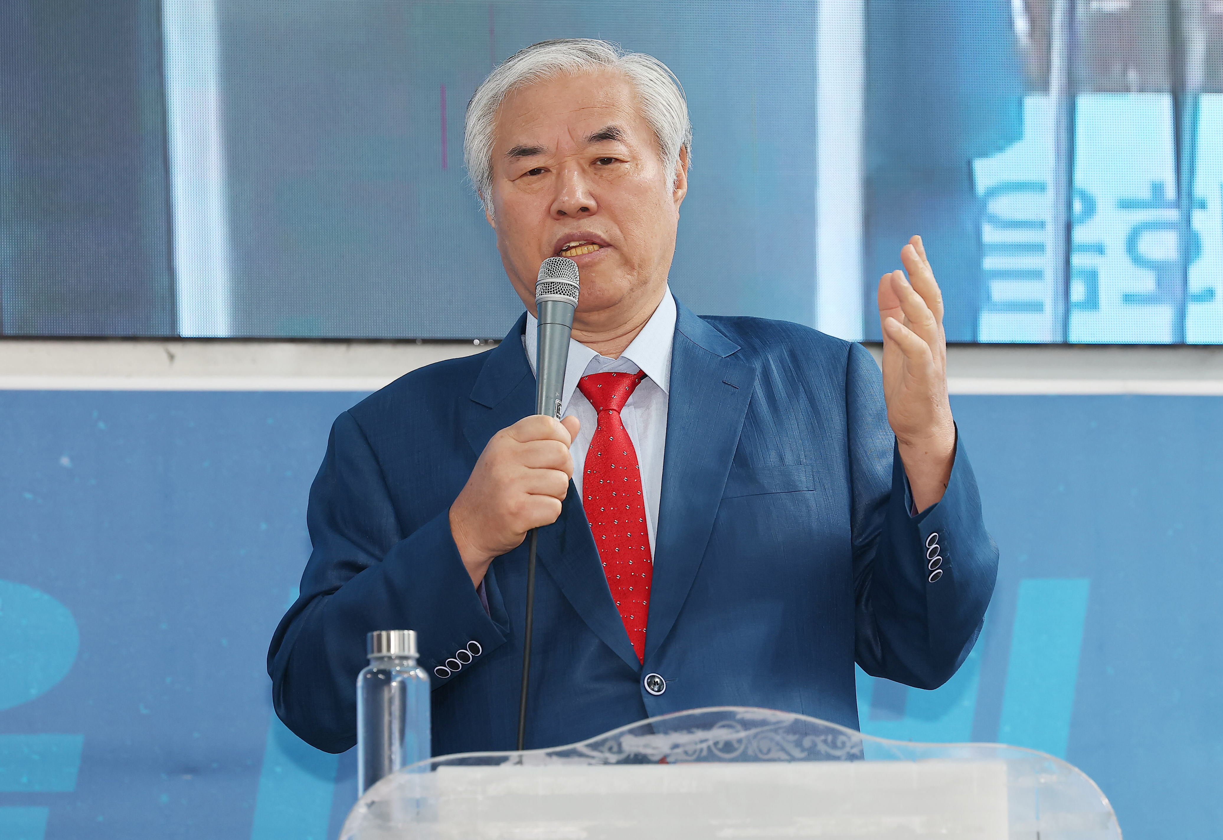 Pastor Jeon's side argues departure ban stigmatizes