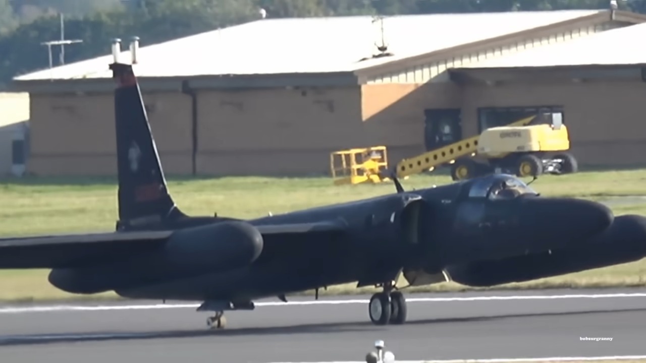 Watch the Lockheed U-2 balance onto the runway - "One wrong move ends ...