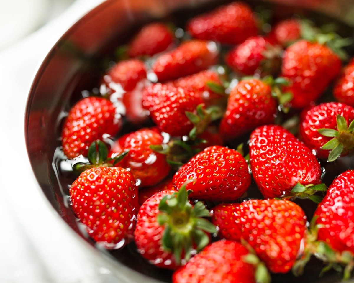 Warum alle ihre Erdbeeren mit Salzwasser waschen – Experten raten von ...