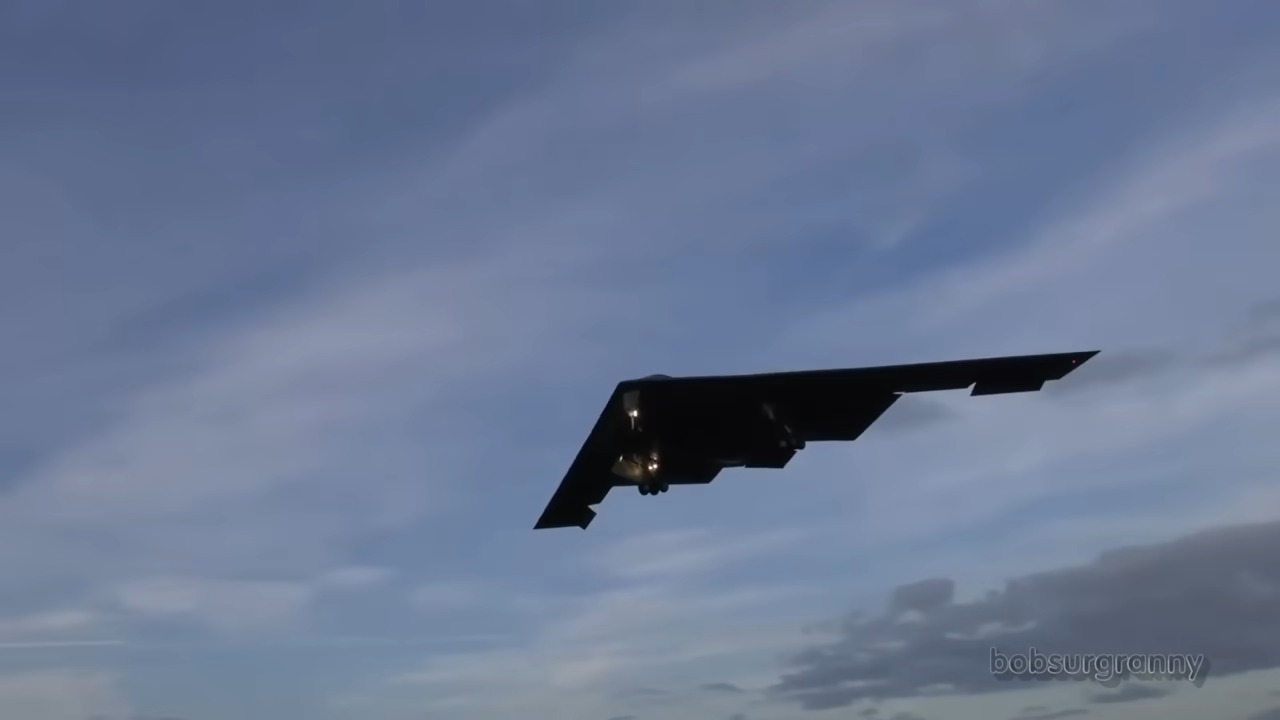 Watch a B-2 stealth bomber shock the crowd - "Nobody was ready for that ...