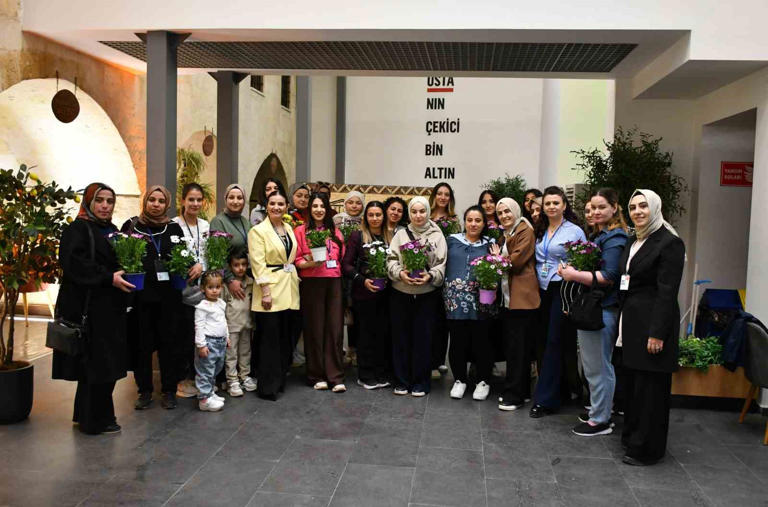 Gaziantep’te 'ebe gebe el ele' vererek pirpirim aşı yaptı