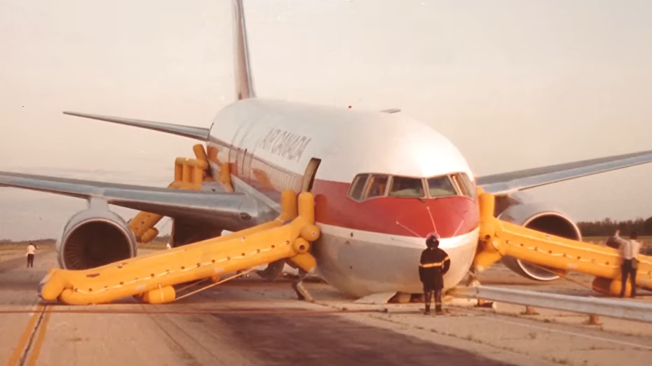 Eine Boeing 767 ging der Treibstoff aus - wurde zu einem 200-Tonnen ...
