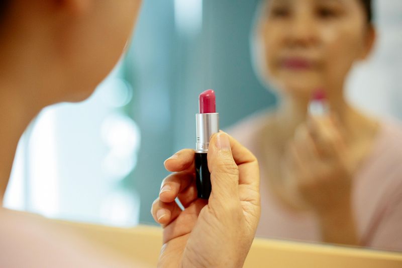 Women who wear minimal makeup share these 14 traits, according to ...
