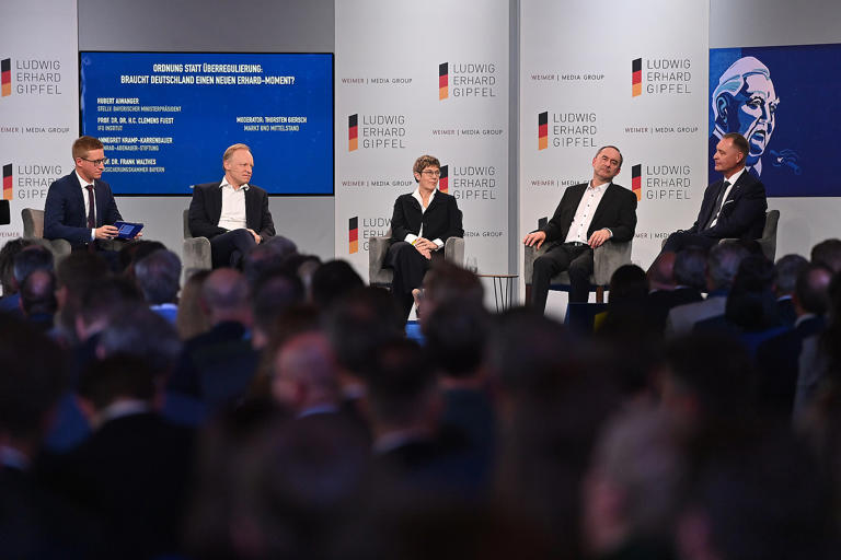 Beim Ludwig-Erhard-Gipfel warnen Politiker vor Deutschlands Stagnation