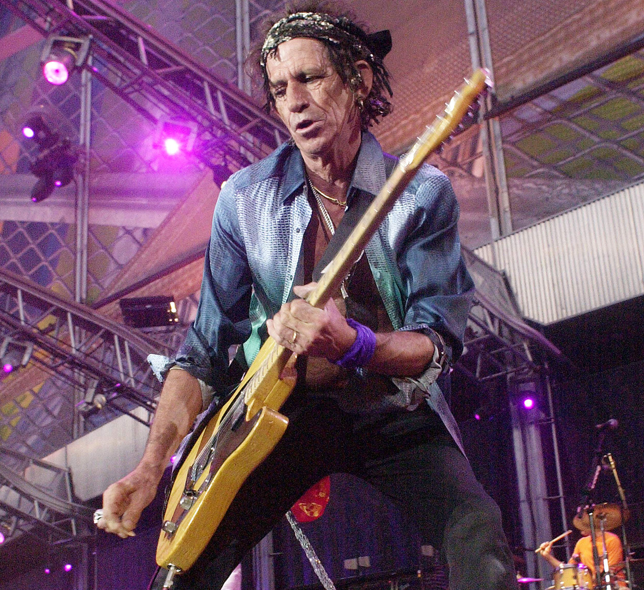 How the hunt for clicks has made the lone guitar intro obsolete