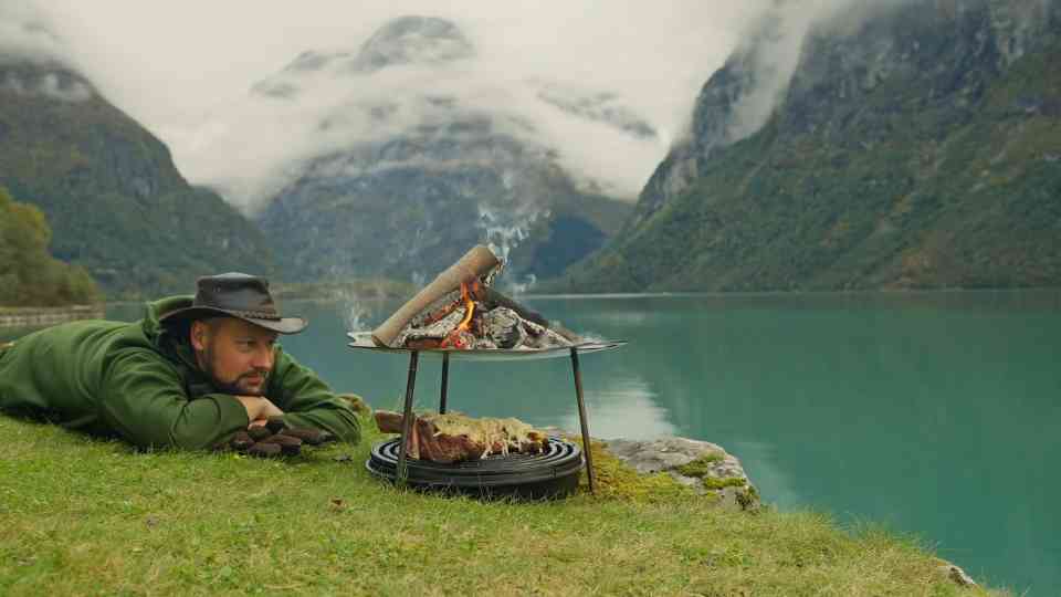 Unusual cooking: Making a tomahawk pizza