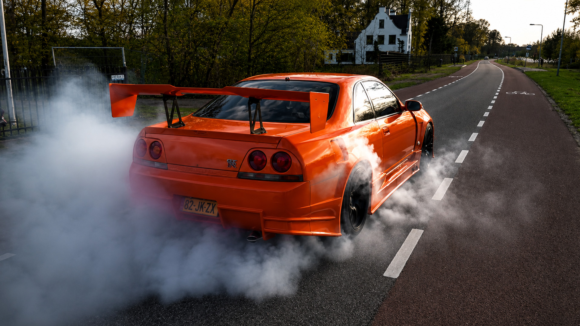 Nissan Skyline R33 queimando pneus antes de uma largada forte