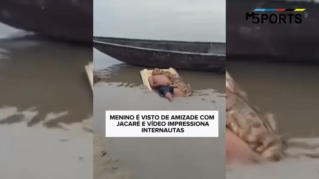 Menino é visto de amizade com jacaré e vídeo impressiona internautas