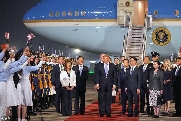 Trump smiles and fist pumps as he's greeted by 300 chanting Chinese ...