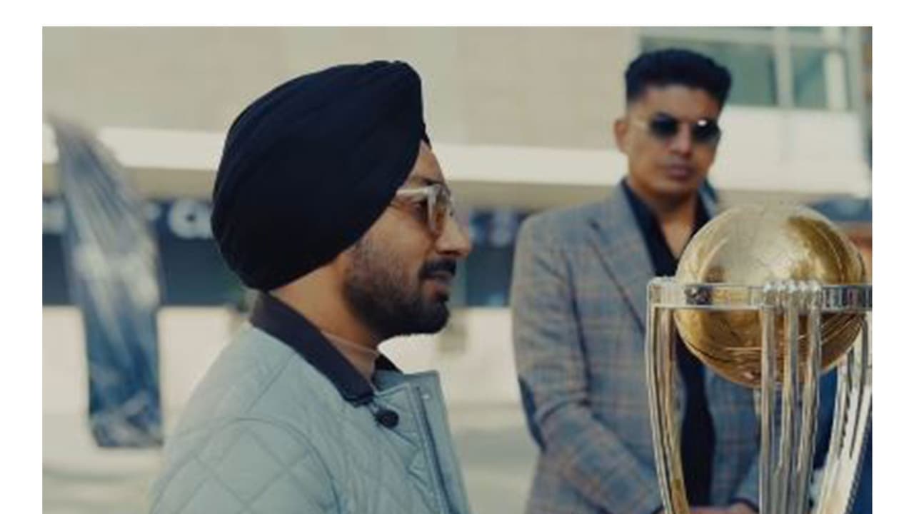 Satinder Sartaaj holds World Cup trophy at iconic Melbourne stadium
