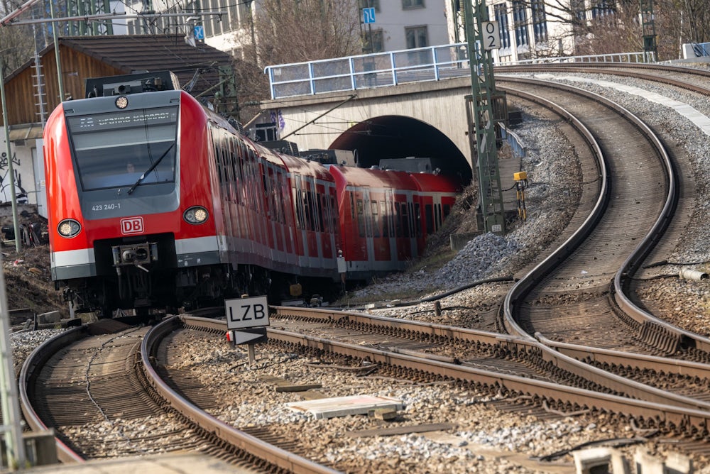 Verkehr: Zehntausende strömen in die Innenstadt – doch die S-Bahn fährt ...
