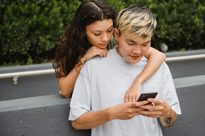 If he’s talking to someone else, these 11 signs will expose him