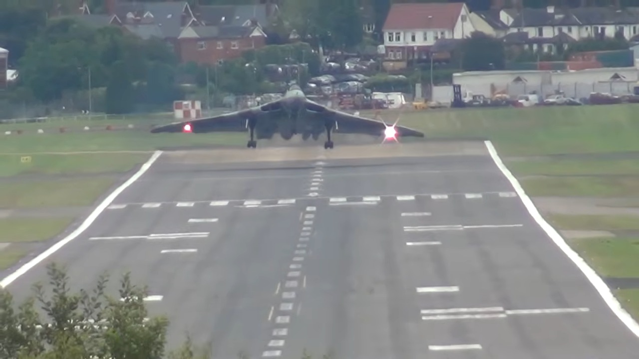 Watch Vulcan XH558 charge into Farnborough - "It looked like a bomber ...