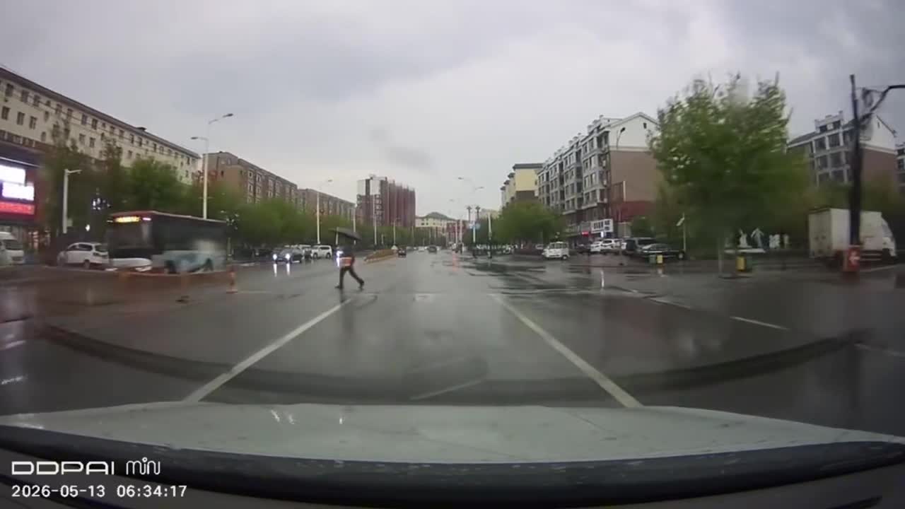 Lightning strike hits light post during storm in Jilin, China