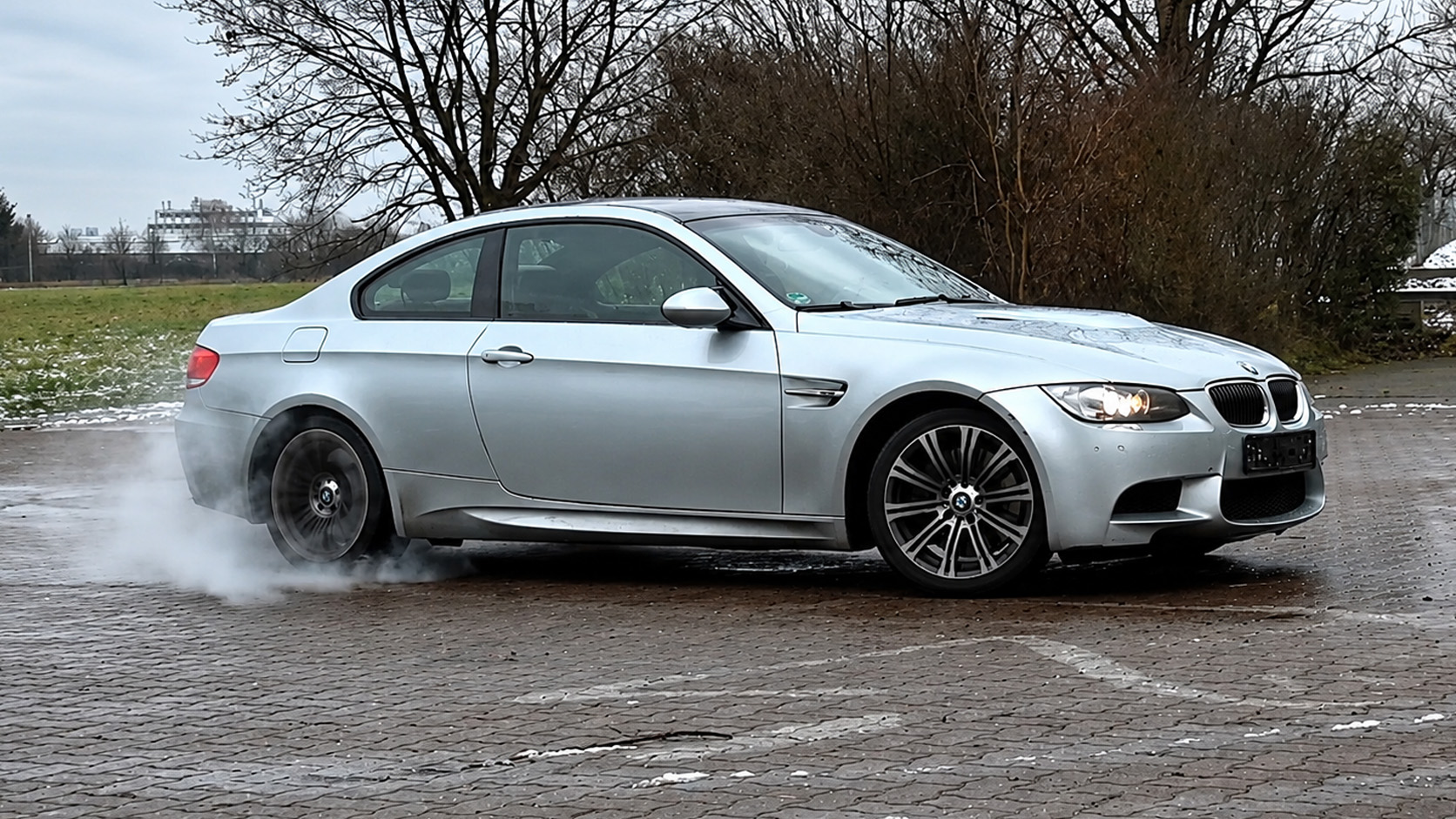 BMW M3 drift donuts bring loud sound and tire smoke