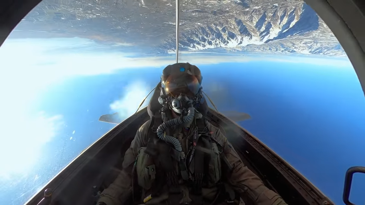 Watch this fighter hit 1,200+ mph with 43,000 pounds of thrust ...