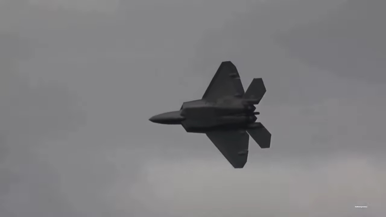 Watch the F-22 Raptor defy physics mid-air - "That falling leaf ...