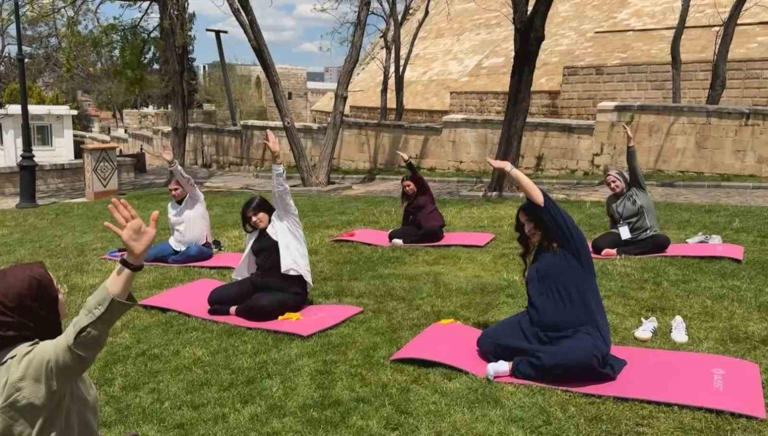 Gaziantep’te 'ebe gebe el ele' vererek pirpirim aşı yaptı