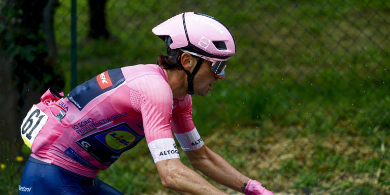Giro 2026: Regen valt met bakken uit de hemel in openingsfase vijfde etappe