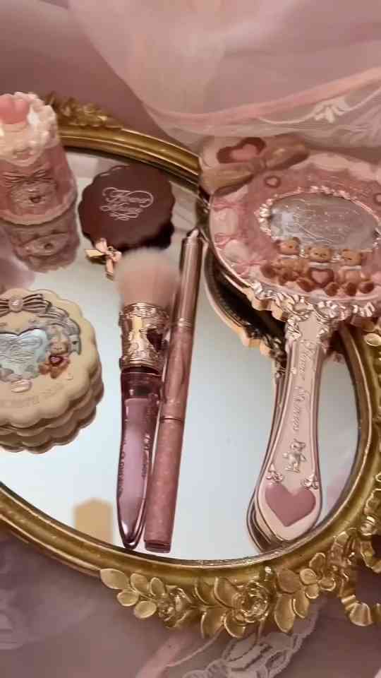 Flower Knows Sweetie Bear makeup look