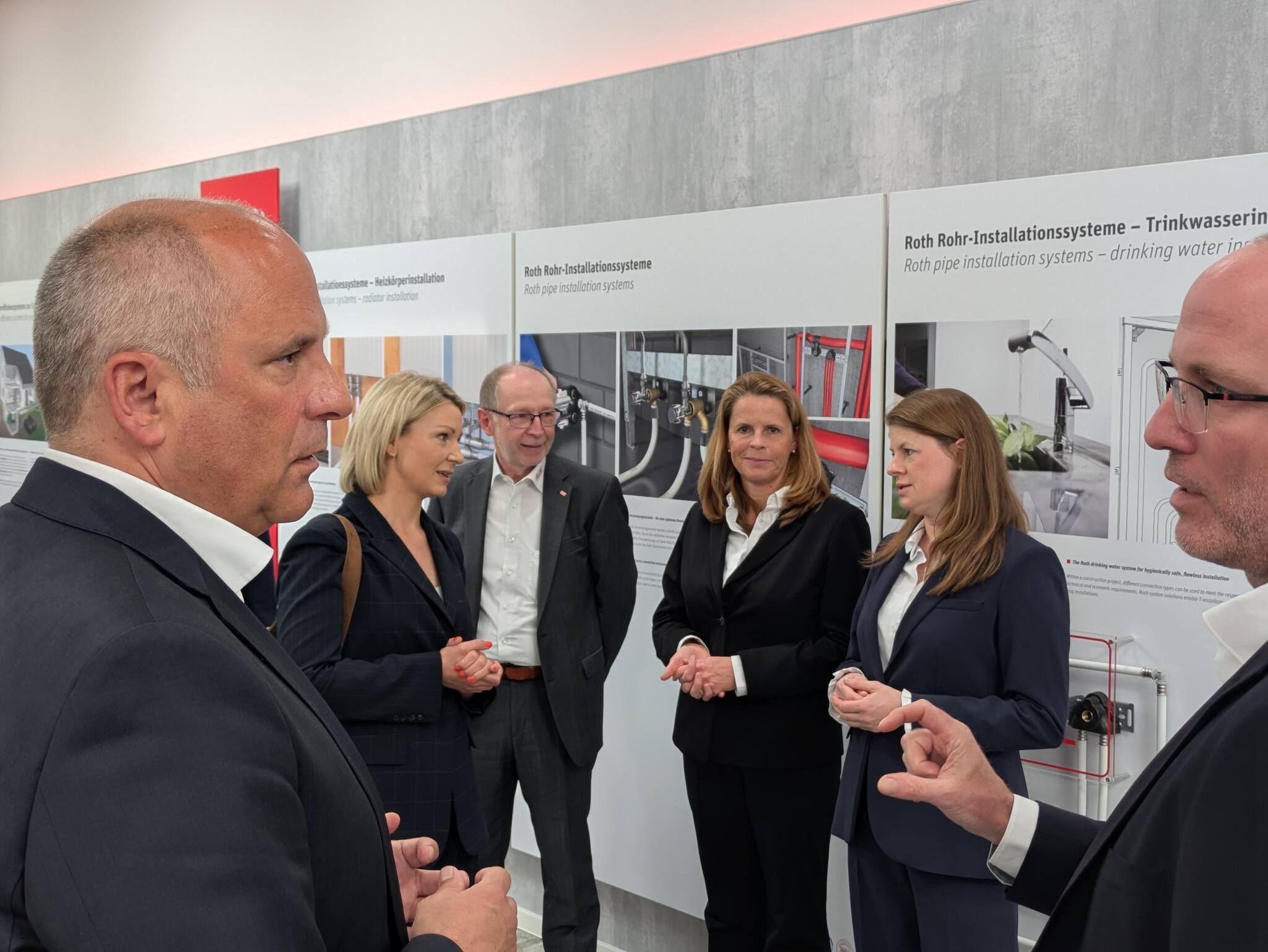 Innenminister Roman Poseck besuchte Roth Industries im Hinterland