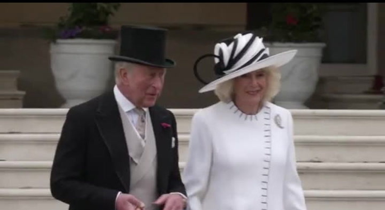 Re Carlo III offre un ricevimento in giardino a Buckingham Palace