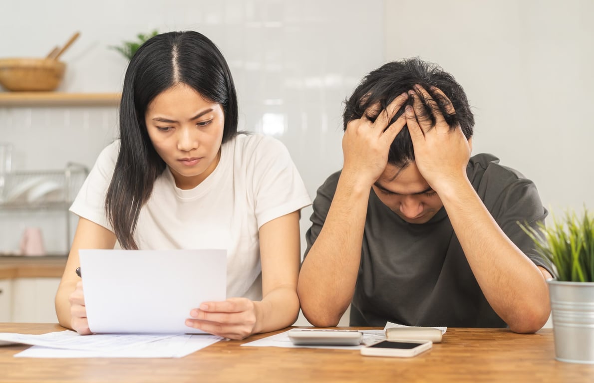Red flag, green flag: 7 financial habits that show your partner's true ...