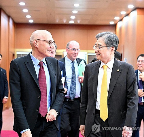 (Lead) UN human rights chief meets with S Korean officials to discuss ...
