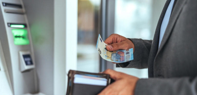Banques : les distributeurs de billets vont progressivement disparaître ...