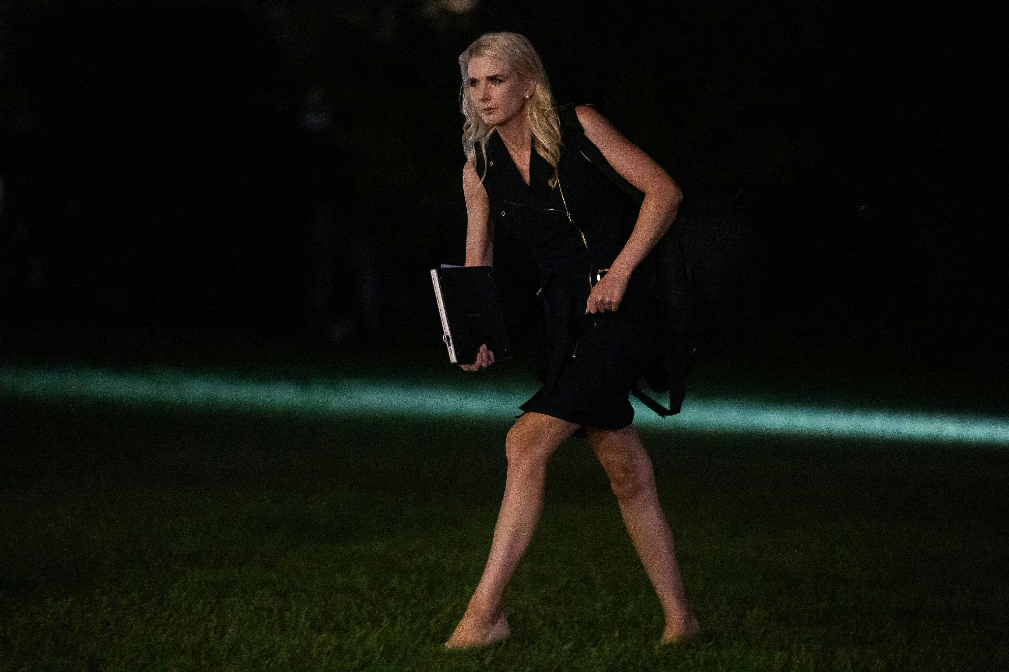 Mitarbeiter sind genervt: Junge Frau steckt hinter Trumps nächtlichen ...