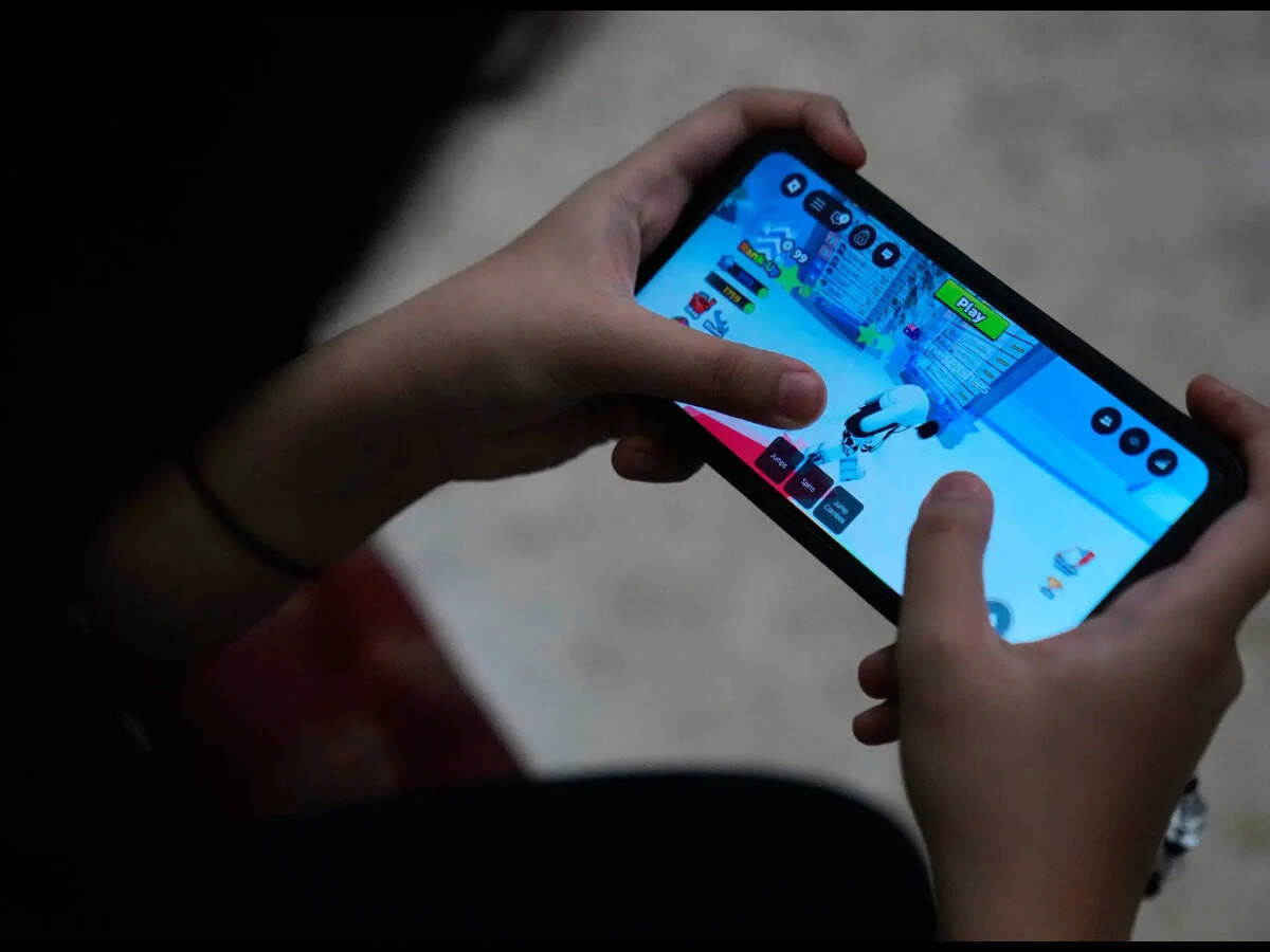 Delhi HC asks Google, Apple to act against obscene content on mobile apps