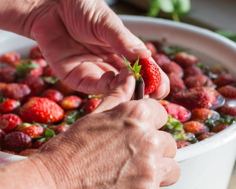 Warum alle ihre Erdbeeren mit Salzwasser waschen – Experten raten von ...