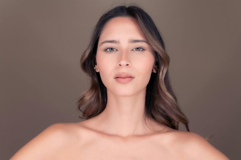 Women who wear minimal makeup share these 14 traits, according to ...