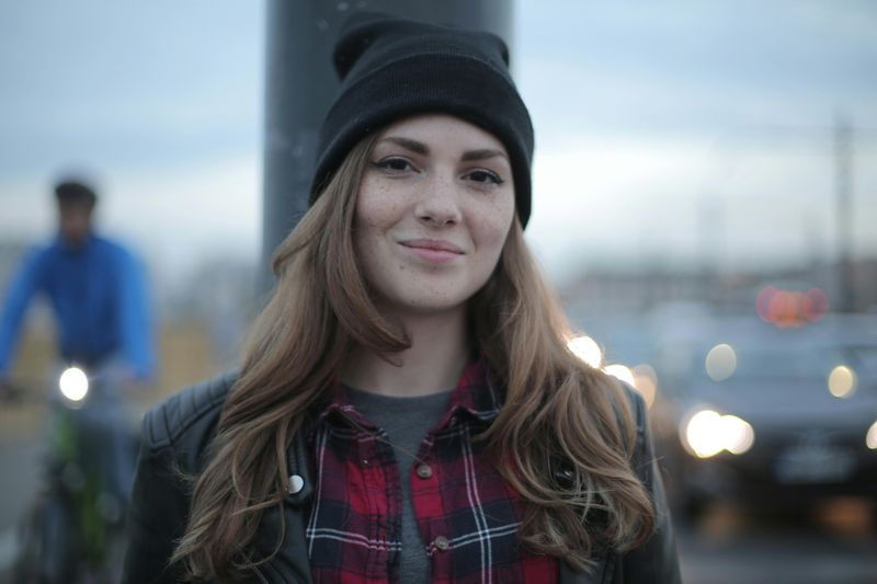 Women who wear minimal makeup share these 14 traits, according to ...