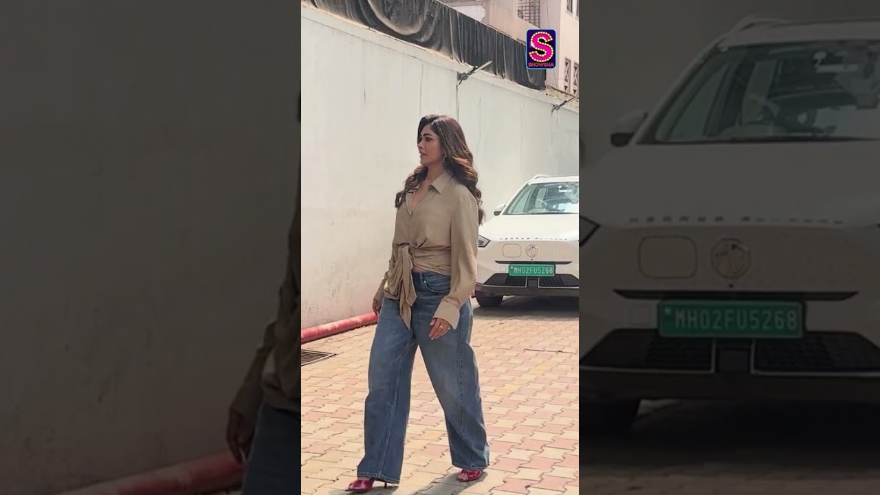 Mrunal Thakur & Pooja Hegde turn up the heat with fiery glam poses in ...
