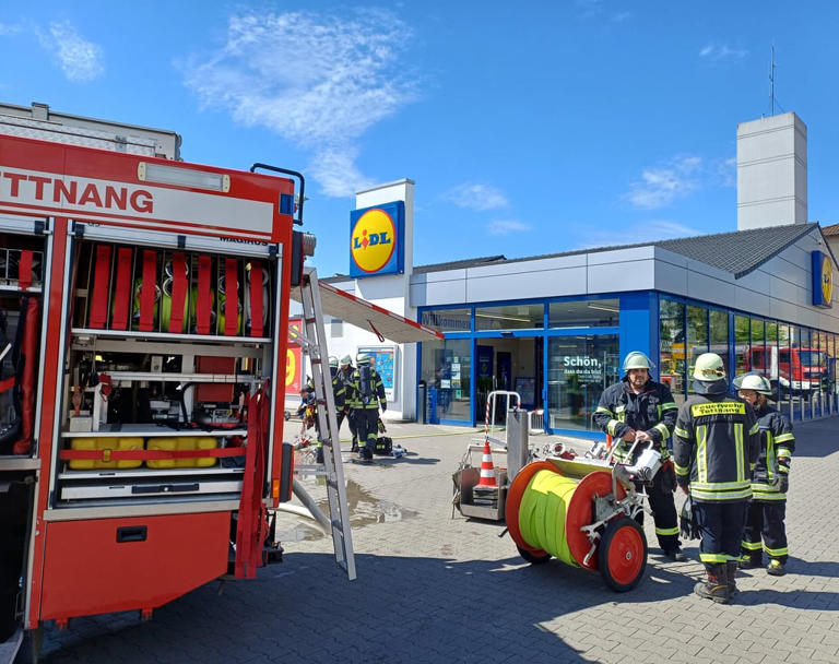 Räumung nach Rauch: Feuerwehr mit Großeinsatz am Discounter