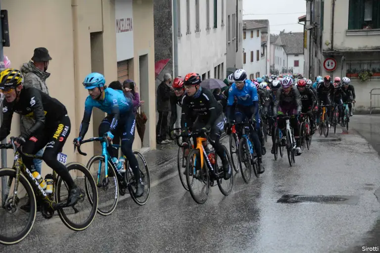 Peloton maakt zich op voor code geel in Giro d'Italia: 'Veel chaos in ...