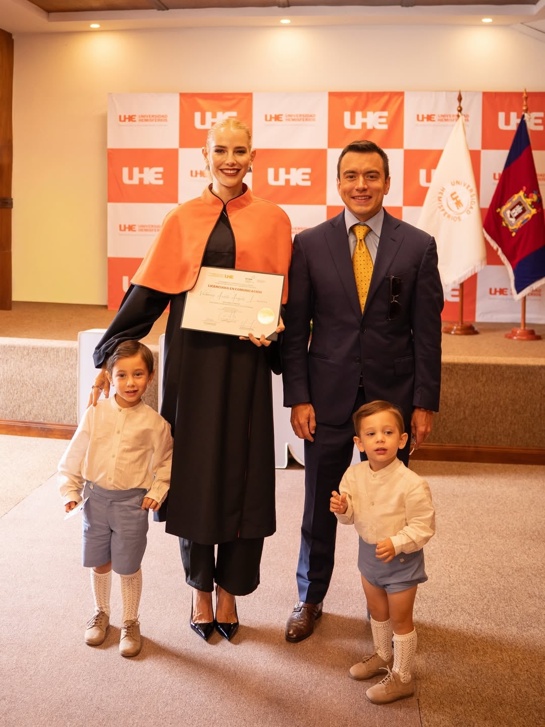Lavinia Valbonesi se gradúa como comunicadora y lo celebra junto al ...