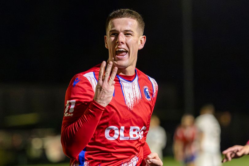 'It's 50/50 whether Charlie Carter stays' admits Dorking Wanderers boss ...