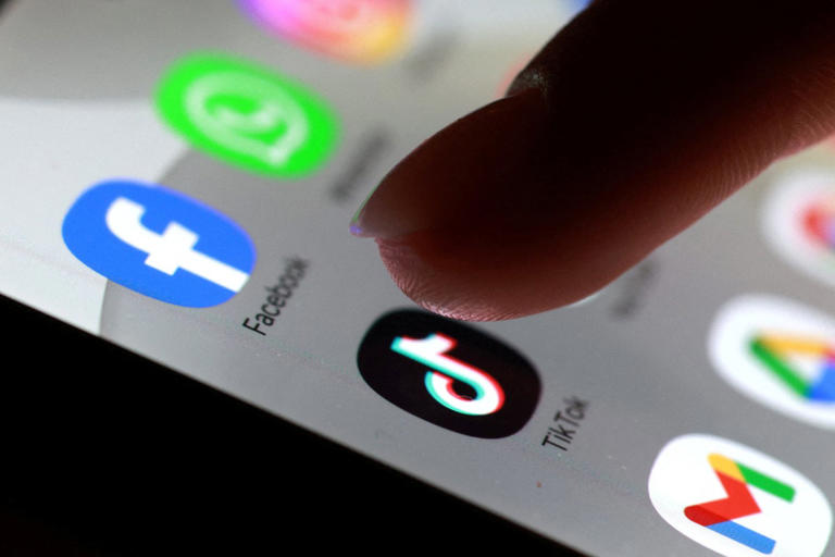 Teenagers face health crisis from sleep loss caused by smartphone use