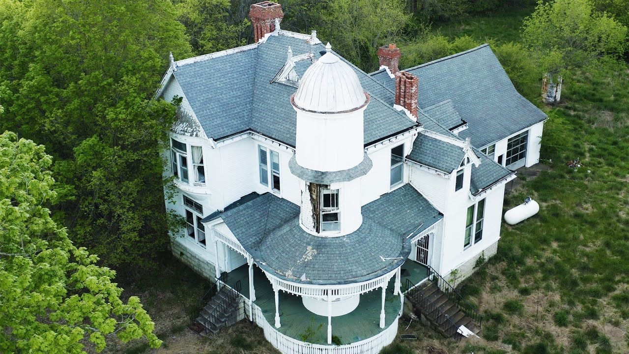 Abandoned antebellum home and hidden graveyard