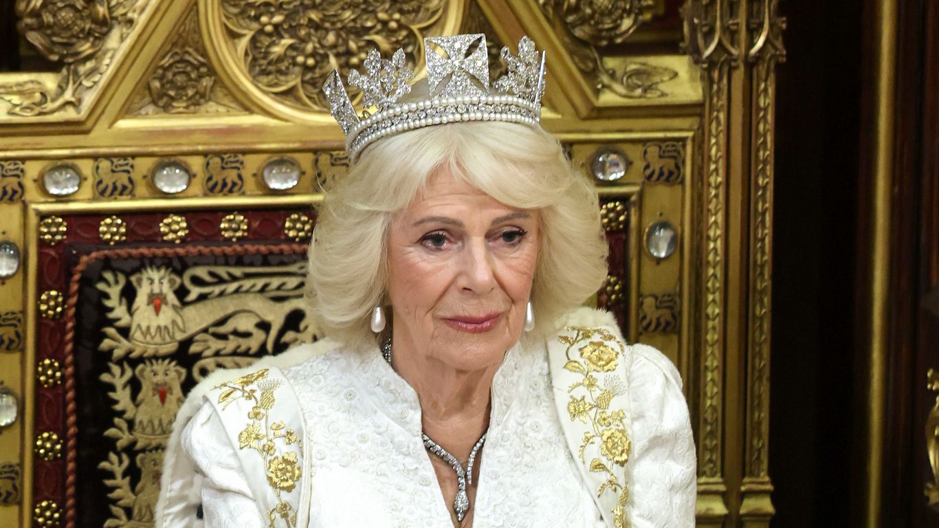La reine Camilla brille de mille feux avec un diadème historique ...