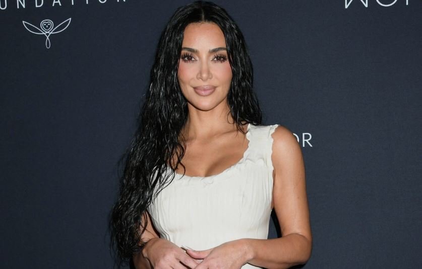 Kim Kardashian buys her neighbor’s $7.1 million house, adding to her ...