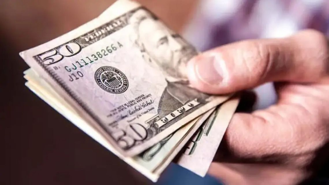 El dólar blue cerró en alza este miércoles 17 de junio y el Banco ...