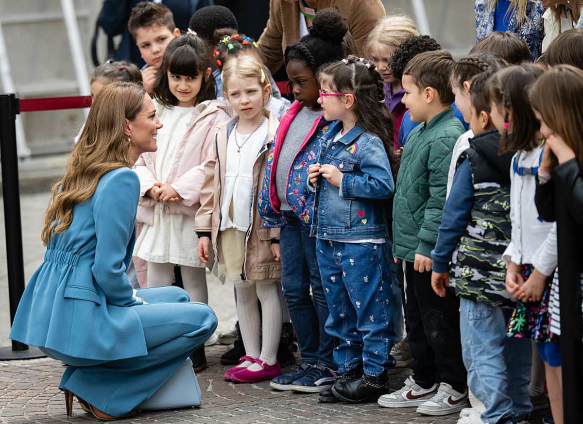 Kate Middleton welcomed with flowers and 'Ciao Kate' placards by ...